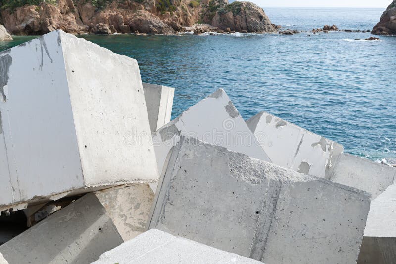 Cubos del rompeolas foto de archivo. Imagen de puerto - 52697374