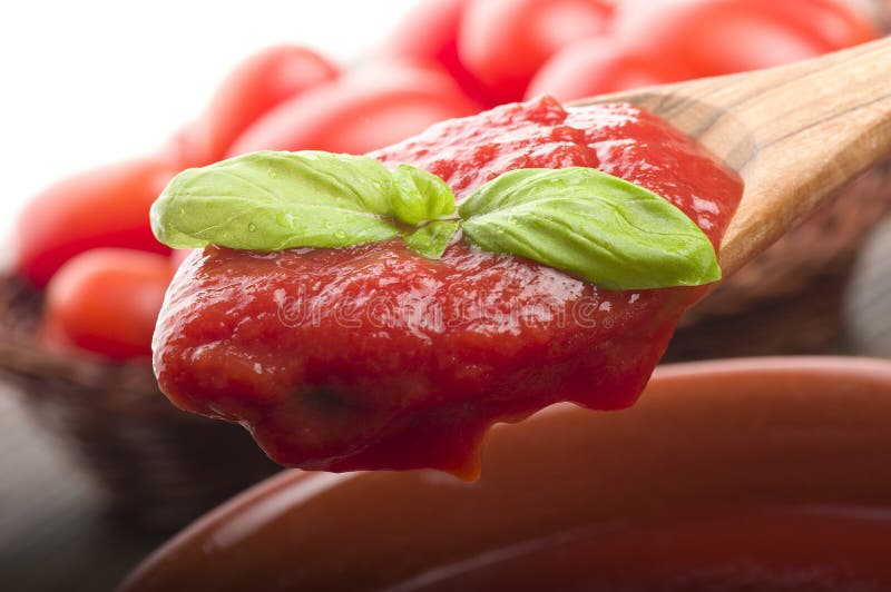 Cucchiaio Con Salsa Al Pomodoro E Basilico Immagine Stock - Immagine di ...