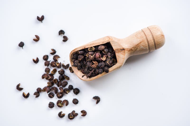 Cuchara De Madera Con La Pimienta De Timut Del Tibetano Imagen de ...