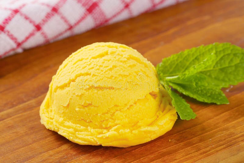 Helado Amarillo En La Cuchara Foto de archivo - Imagen de postre ...