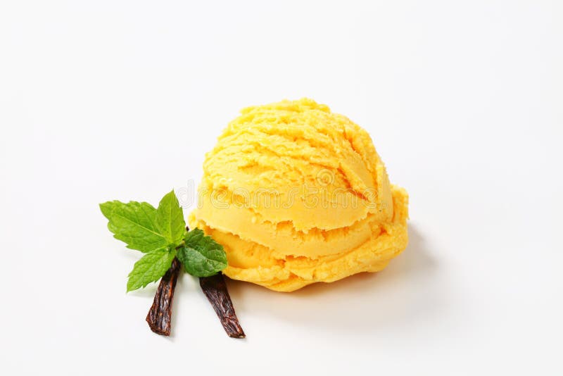 Cucharada Del Helado Amarillo Imagen de archivo - Imagen de mango ...