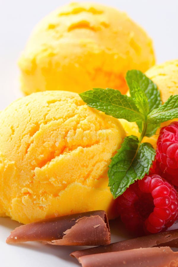 Helado Amarillo En La Cuchara Foto de archivo - Imagen de postre ...