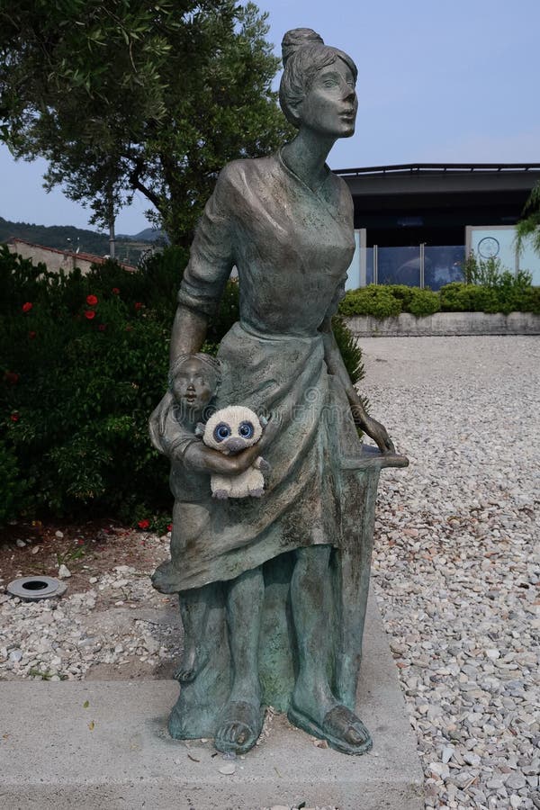 Cuddle me stock image. Image of cuddles, bear, statue - 74618939