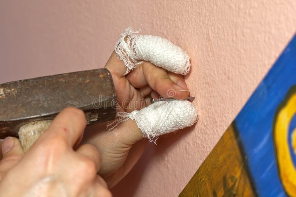 Cuelgue un cuadro imagen de archivo. Imagen de golpes - 22465703