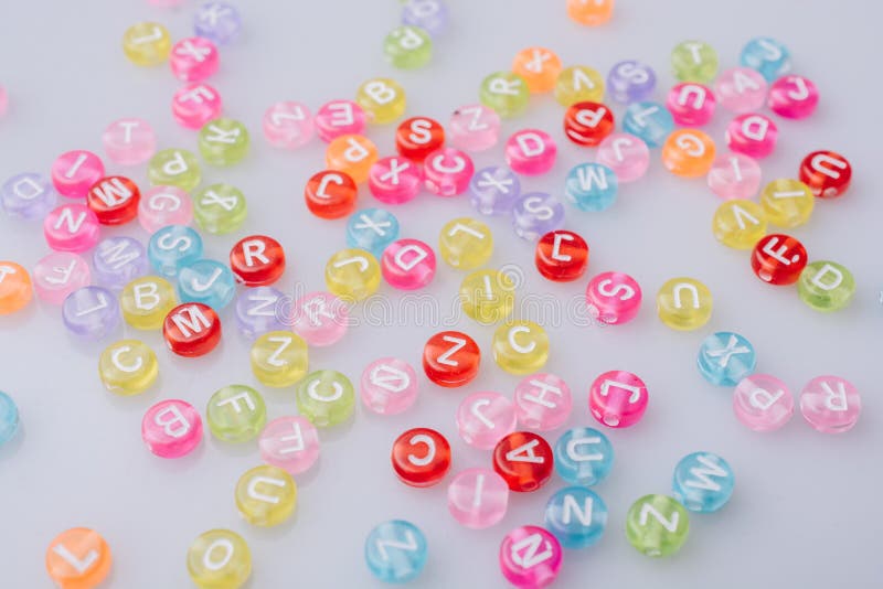 Cuentas De Letras De Letras Multicolor Colocadas Al Azar Imagen de ...