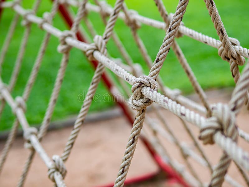 Cuerda atada en el patio foto de archivo. Imagen de tying - 135266786