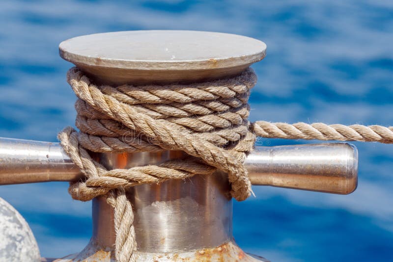 Cuerda De Barco Con El Nudo Foto de archivo - Imagen de cuerda, bobina ...