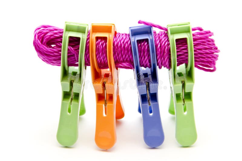 Cuerda Para Tender La Ropa Con Las Pinzas Foto de archivo - Imagen de ...