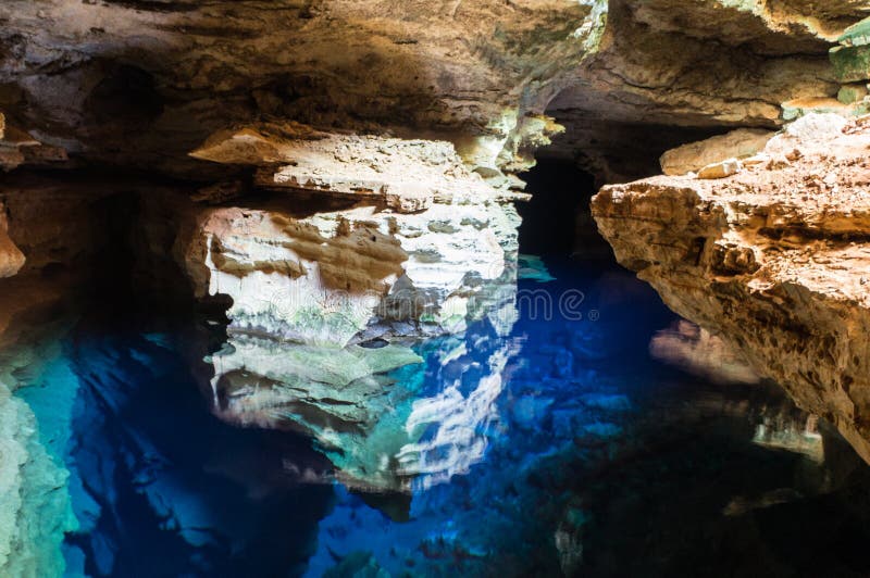 Cueva azul con agua imagen de archivo. Imagen de lago - 135828387
