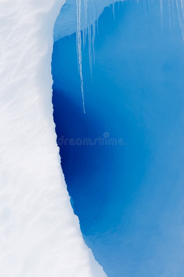Cueva de hielo azul imagen de archivo. Imagen de extracto - 9630121