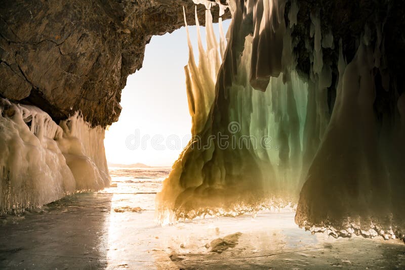 Cuevas De Hielo De Las Islas Del Apóstol En El Lago Superior Congelado ... Cuevas De Hielo De Las Islas Del Apóstol En El Lago Superior Congelado ...