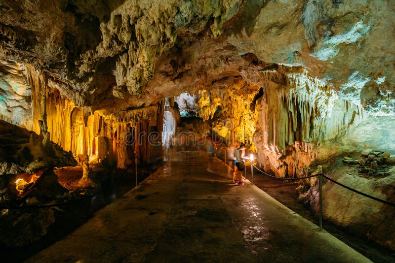 Las Cuevas Nerja De España. La Cueva Con La Estalactita Más Grande Del ...