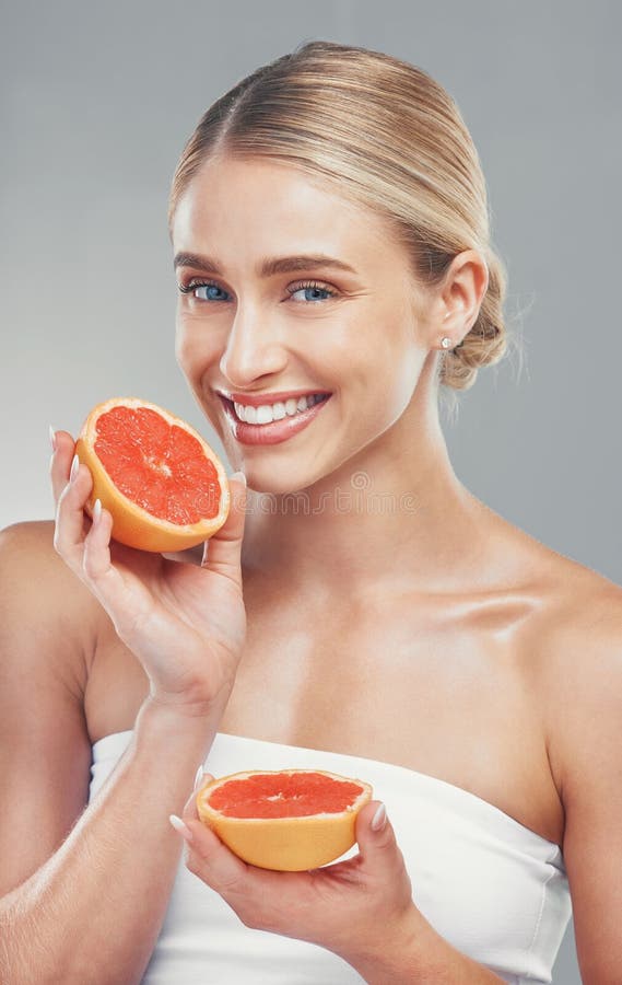 Cuidado De La Belleza Y Mujer Con Pomelo En Retrato De Bienestar Piel