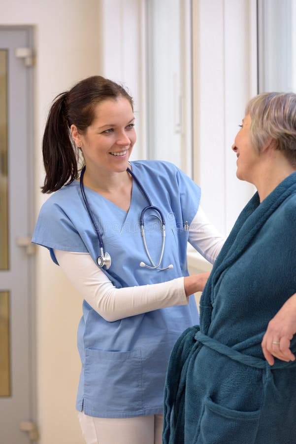 Cuide Al Paciente Mayor De Ayuda Foto de archivo - Imagen de hospital ...