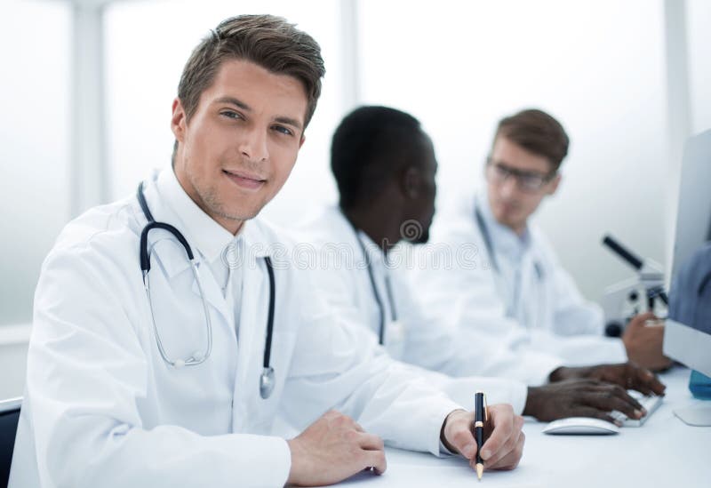 Cuide Anotar Los Datos En El Diario Del Laboratorio Imagen de archivo ...