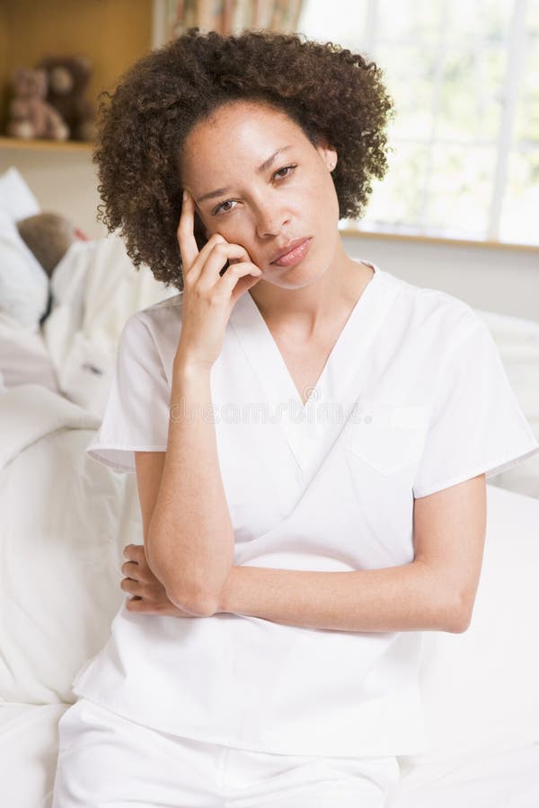 Cuide Sentarse En Cama De Hospital Foto de archivo - Imagen de color ...