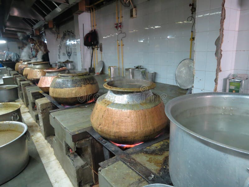 Chaudrons de cuisine photo stock. Image du chaudrons, chaudières - 4378960
