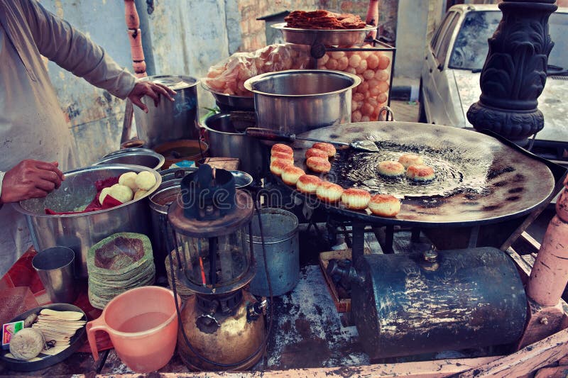 Cuisine indienne de rue image stock éditorial. Image du moyen - 60791324