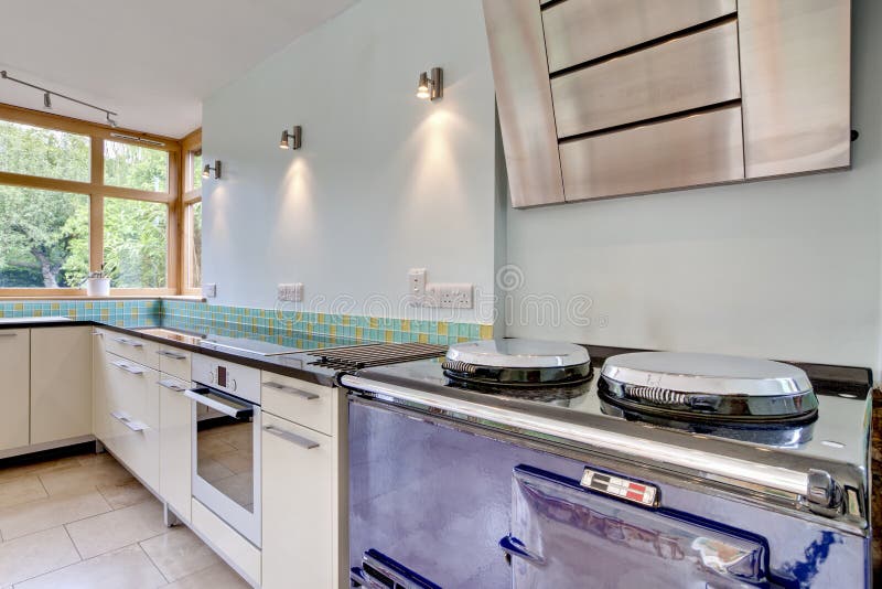 Cuisine Moderne Avec Le Four Traditionnel Photo stock - Image du ...