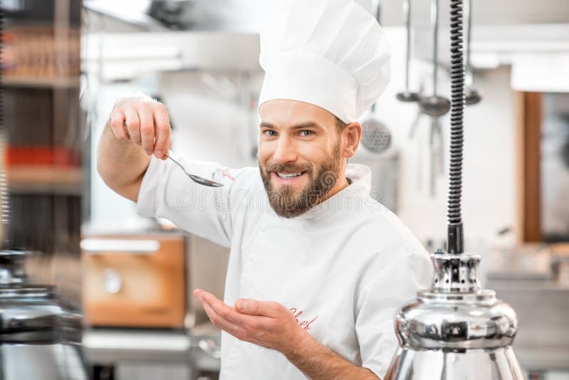 Cuisinier De Chef à La Cuisine Photo stock - Image du professionnel ...