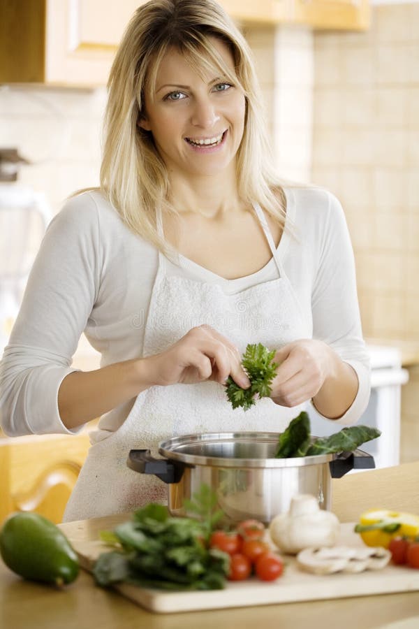 Cuisson image stock. Image du heureux, légumes, cuisine - 4392977