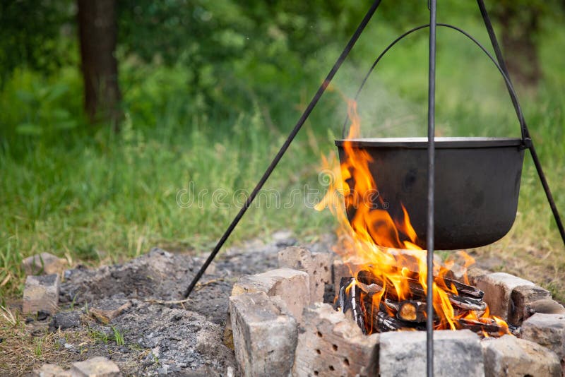 Cuisson de chaudron photo stock. Image du métal, camper - 43103762