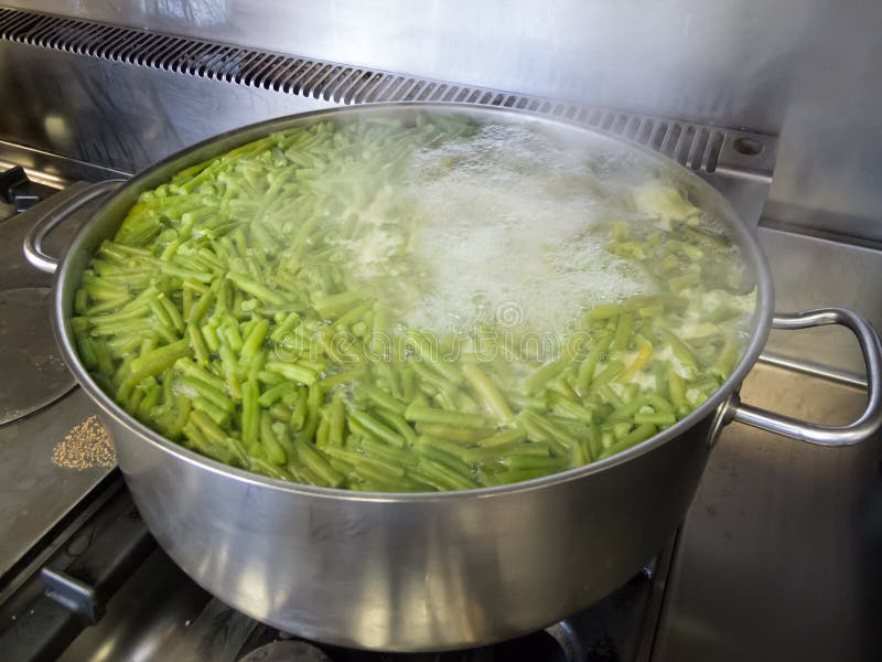 Cuisson des haricots verts photo stock. Image du comestible - 40203348