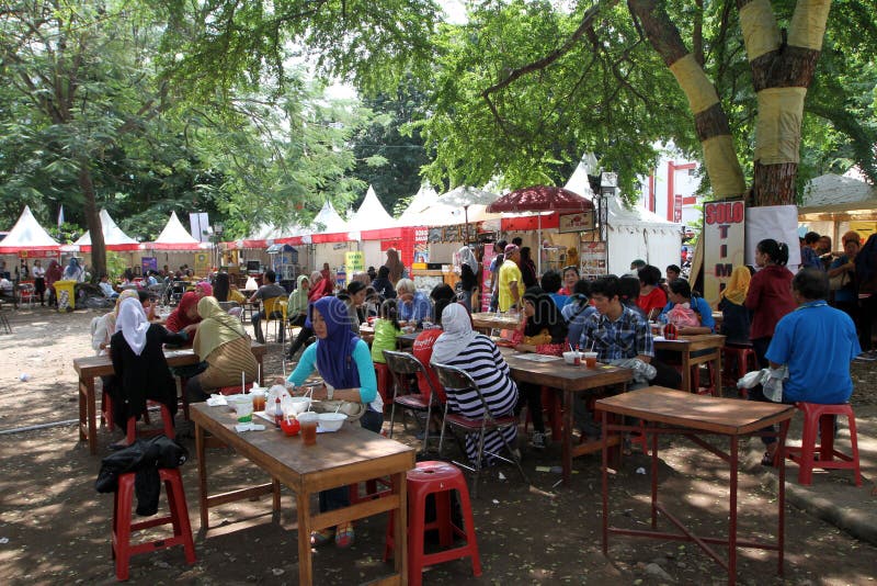 Lunch bij Festival redactionele fotografie. Image of kinderen - 32345467