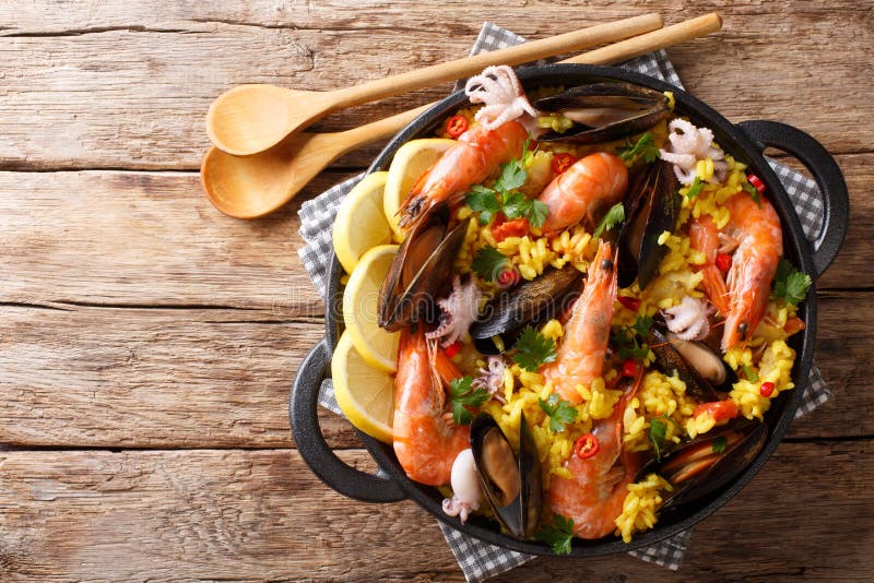 Culinária Tradicional Espanhola: Paella Quente Com Camarões Do Marisco ... Culinária Tradicional Espanhola: Paella Quente Com Camarões Do Marisco ...