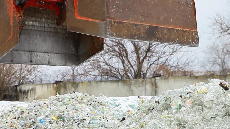 Cullet recycling stock footage. Video of lading, groen - 82723754