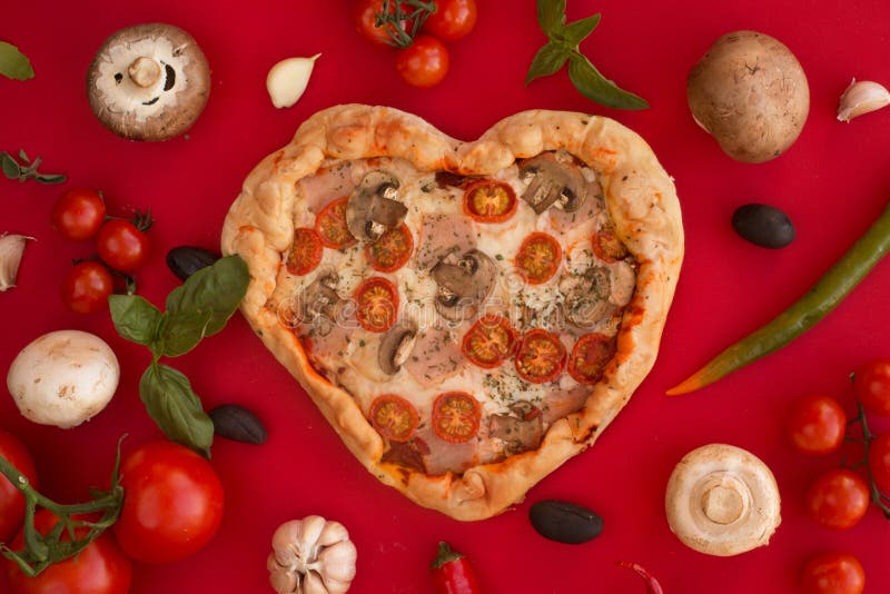 Cuore Della Pizza a Forma Di Su Rosso Immagine Stock - Immagine di ...