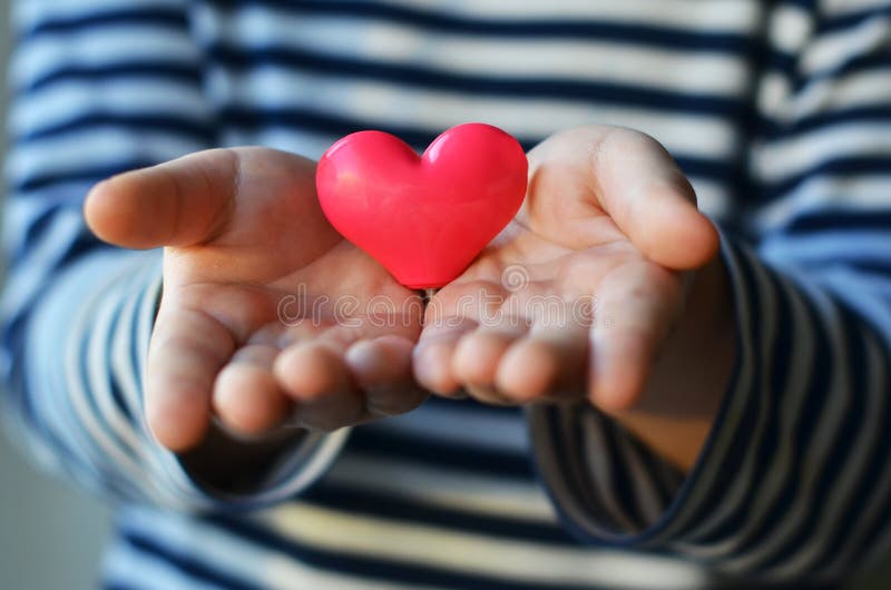 Cuore in Mani Del ` S Del Bambino Immagine Stock - Immagine di amore ...