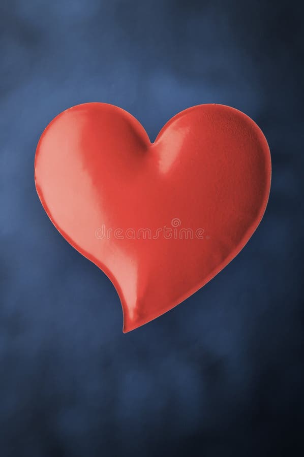 Cuore rosso sull'azzurro immagine stock. Immagine di rosso - 4055197