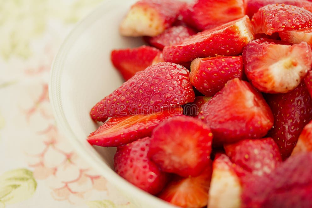 Cup of fresh strawberries stock image. Image of slim - 30581741