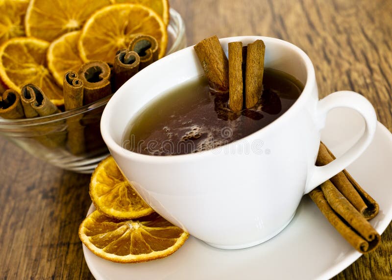 Cup orange Tee mit Zimt stockfoto. Bild von horizontal - 28648458