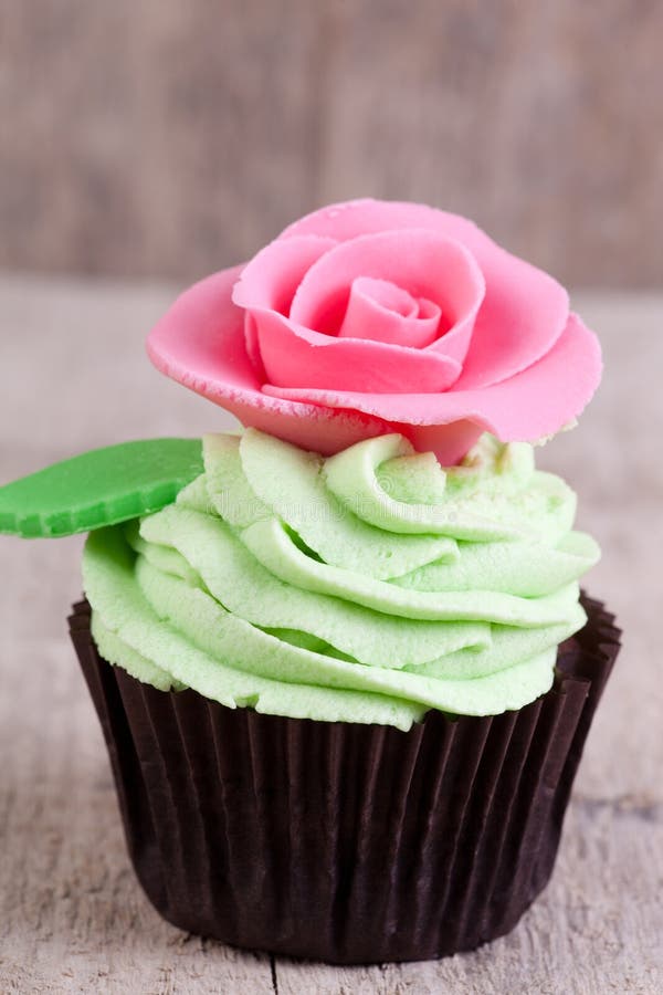 Cupcake with rose stock image. Image of sponge, roses - 33653649