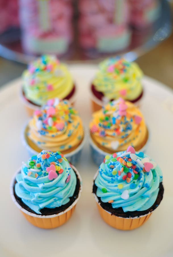 Cupcakes Served in a Pastry Stock Image - Image of icing, food: 40376023