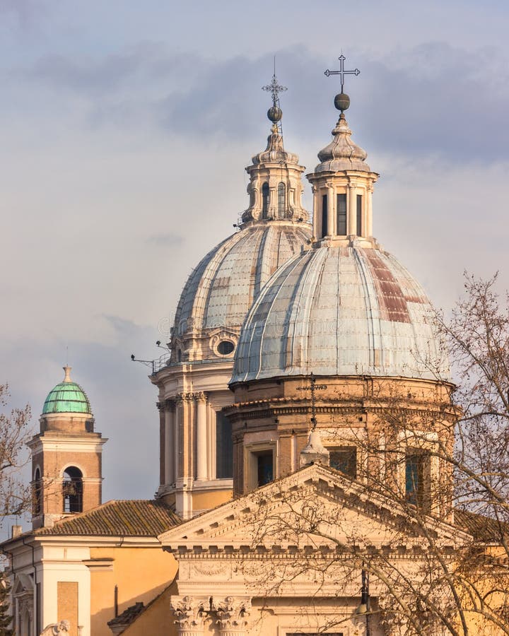 Cupole Della Chiesa a Roma Centrale, Italia Immagine Stock - Immagine ...