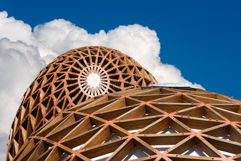 Cupole Moderne in Ferro E Legno Immagine Stock - Immagine di cupola ...