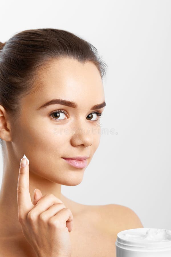 Cura Di Pelle Di Bellezza Bella Donna Felice Che Applica Crema ... Cura Di Pelle Di Bellezza Bella Donna Felice Che Applica Crema ...