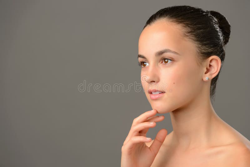 Cura Di Pelle Premurosa Di Bellezza Delladolescente Immagine Stock