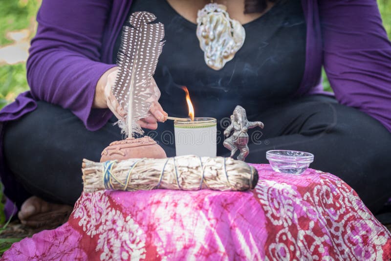 Mulher De Sorriso Do Curandeiro Com O Cilindro Assentado No Altar ...