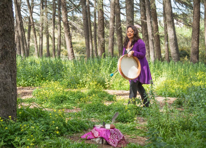 Mulher De Sorriso Do Curandeiro Com O Cilindro Assentado No Altar ...