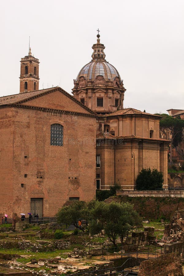 Curia Iulia E La Cupola Di Santi Luca E Martina, Roma Immagine Stock ...