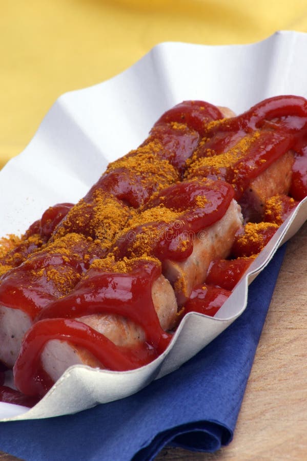 Currywurst mit Ketschup stockbild. Bild von wurst, curry - 14209007