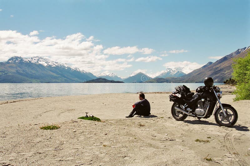 Curseur De Motorcyce Sur Le Bord De Lac Photo stock - Image du joie ...