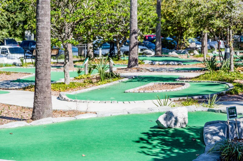 Mini Golf Course tropical foto de stock. Imagem de outdoor - 52322434
