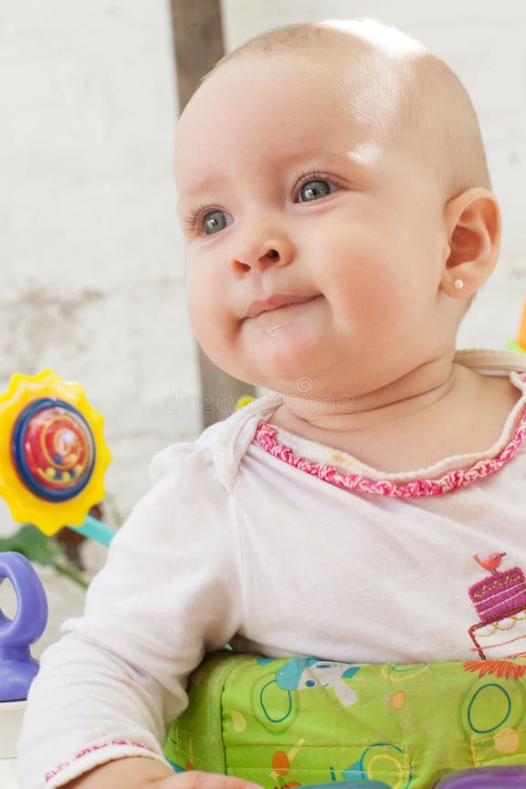 Curte婴孩 库存照片. 图片 包括有 逗人喜爱, 无罪, 愉快, 生活, 婴孩, 表达式, 情感, 背包 - 68666488