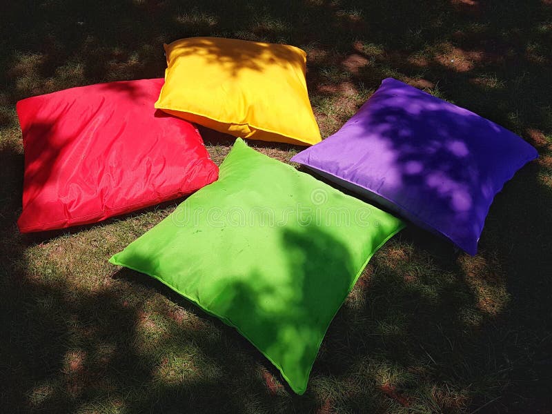 Cuscini colorati fotografia stock. Immagine di brown - 17303042