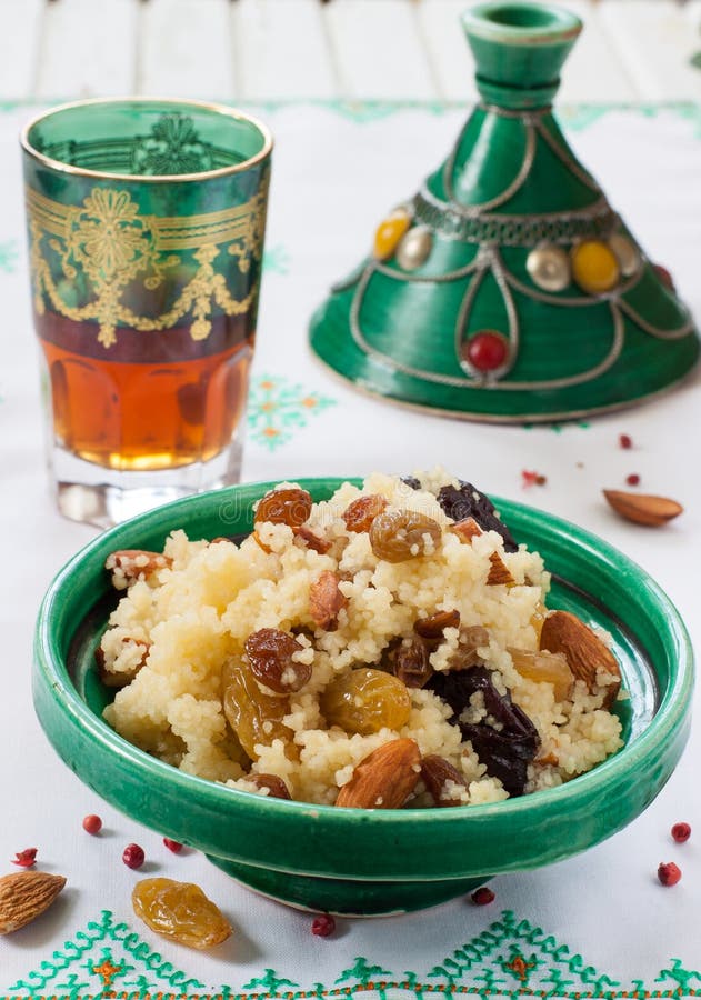 Cuscus Marocchino Con Frutta Secca Ed I Dadi Nel TagÃne Immagine Stock ...